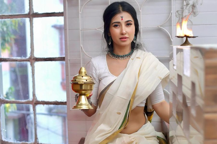 শাড়িতে মোহময়ী মনামী, ছবি শেয়ার করার পাশাপাশি ক্যাপশনে কী লিখলেন ...