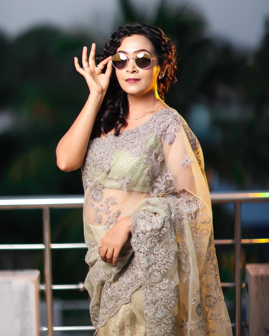 PHOTOS: மாடர்ன் அவுட்பிட்டில் கலக்கல் போஸ்.. விஜய் டிவி சீரியல் ...