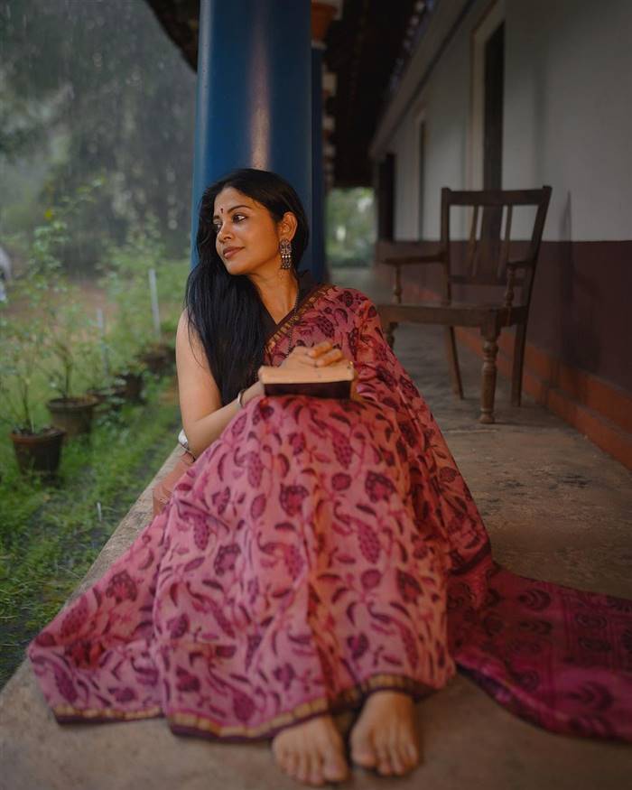 Actress Sshivada New PhotoShoot Enjoying In Rain, Photos Goes Viral ...