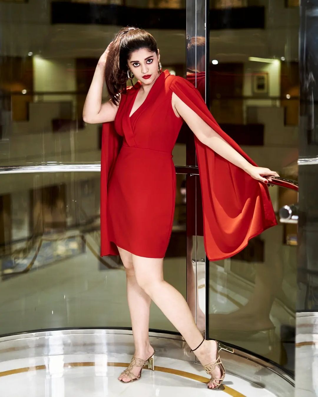 PHOTOS: புடவையில் க்யூட் ஸ்மைல்.. 'டிடி ரிட்டர்ன்ஸ் ' பட நடிகையின் ...