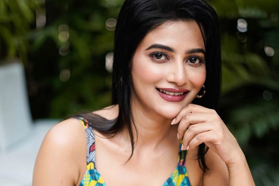 শর্ট পোশাকে মোহময়ী ঊষসী, গ্ল্যামার দেখে ঘুম উড়ছে লাখো ভক্তদের | Actress ushasi ray shared some ...