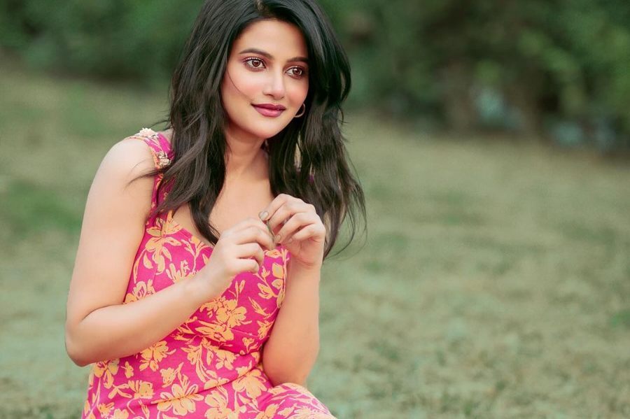 চোখ ধাঁধানো লুকে এবার ক্যামেরার সামনে ধরা দিলেন ঊষসী, ছবিতে বিভোর নেটবাসী | Actress Ushasi Ray ...