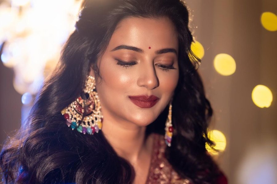 দীপাবলিতে খুশির মুডে সোশ্যাল মিডিয়ায় ধরা দিলেন ঊষসী, শুভেচ্ছা জানালেন ভক্তদের | Actress Ushasi ...
