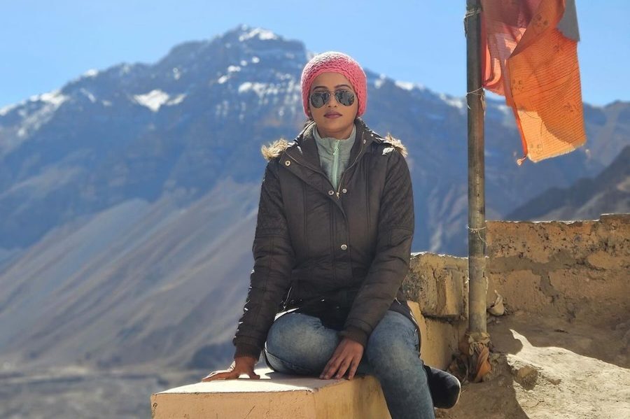 পাহাড়ি রাস্তায় বসে রয়েছেন ঊষসী, প্রকৃতির শোভাতে বিভোর টেলি অভিনেত্রী | Actress ushasi roy ...