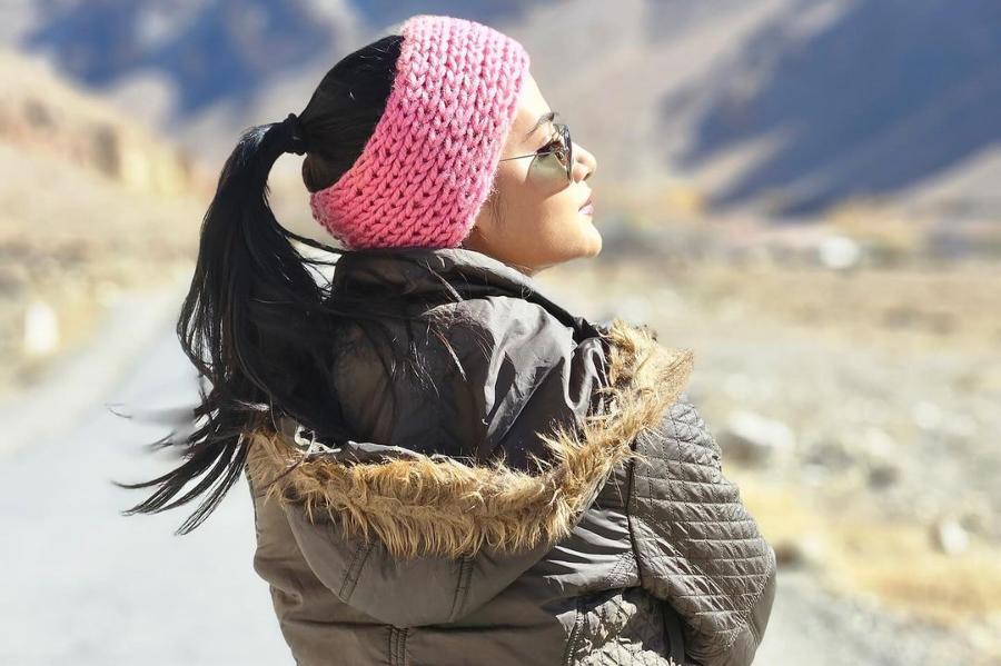 পাহাড়ি রাস্তায় বসে রয়েছেন ঊষসী, প্রকৃতির শোভাতে বিভোর টেলি অভিনেত্রী ...