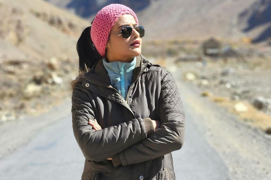 পাহাড়ি রাস্তায় বসে রয়েছেন ঊষসী, প্রকৃতির শোভাতে বিভোর টেলি অভিনেত্রী ...