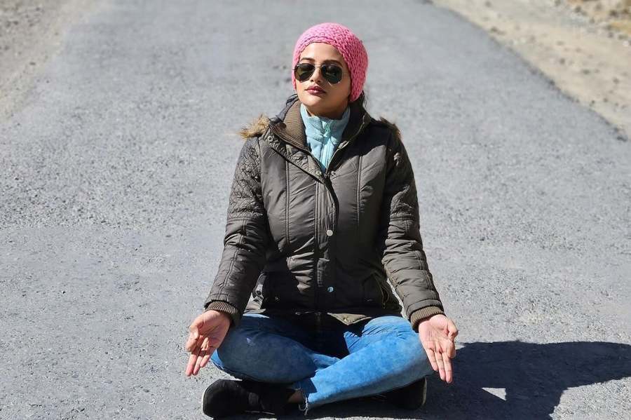 পাহাড়ি রাস্তায় বসে রয়েছেন ঊষসী, প্রকৃতির শোভাতে বিভোর টেলি অভিনেত্রী ...