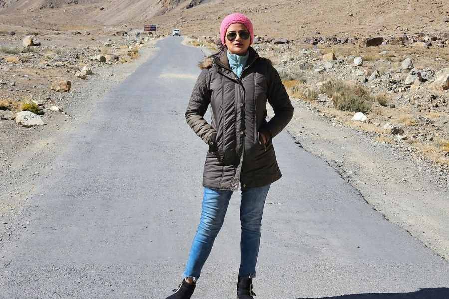 পাহাড়ি রাস্তায় বসে রয়েছেন ঊষসী, প্রকৃতির শোভাতে বিভোর টেলি অভিনেত্রী ...