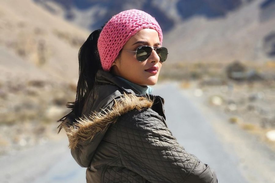 পাহাড়ি রাস্তায় বসে রয়েছেন ঊষসী, প্রকৃতির শোভাতে বিভোর টেলি অভিনেত্রী | Actress ushasi roy ...