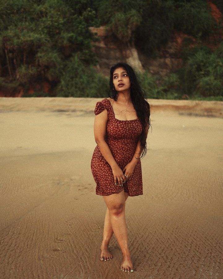 PHOTOS: நடிகைகளை ஓவர்டேக் பண்ணும் விஜே பார்வதி.. கடற்கரையில் மிரட்டல் போட்டோஷூட்! | beach ...