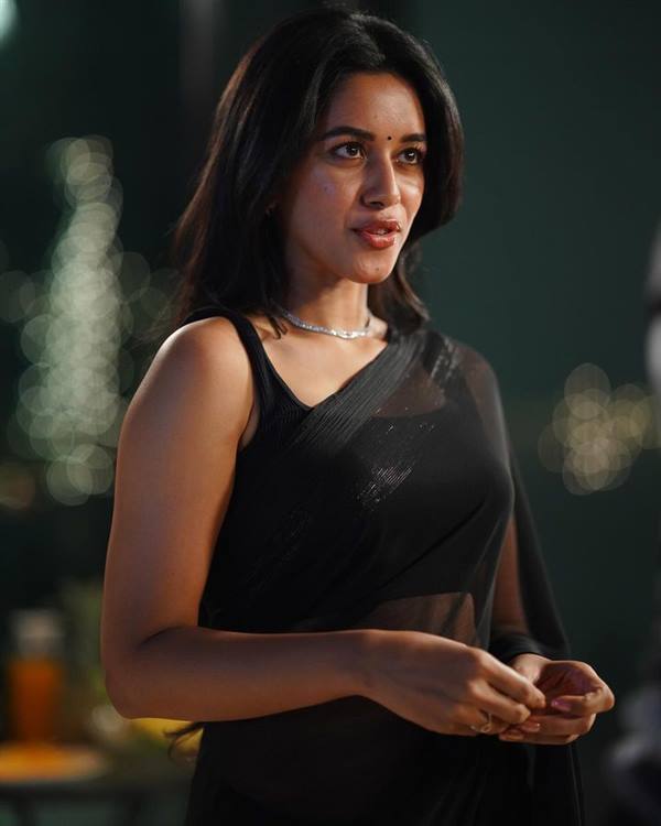 PHOTOS: பிளாக் ட்ரெஸ்ஸில் கார்ஜியஸ் லுக்.. மிருணாளினி ரவியின் லேட்டஸ்ட் ...