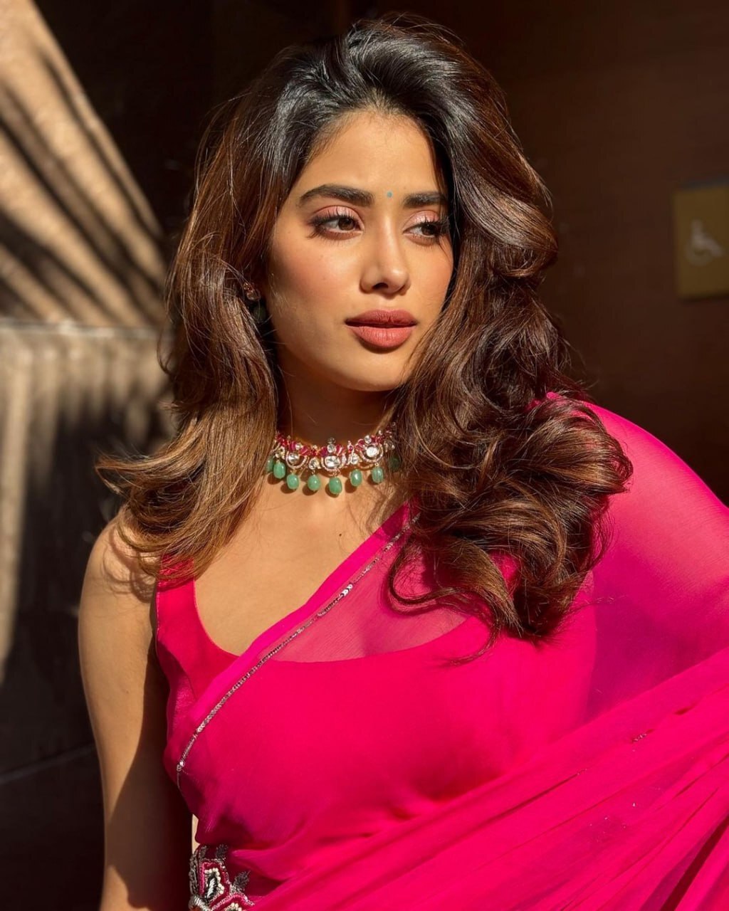 Janhvi Kapoor ने गुलाबी साड़ी में दिखाई होश उड़ा देने वाली अदाएं, बोल्ड ...