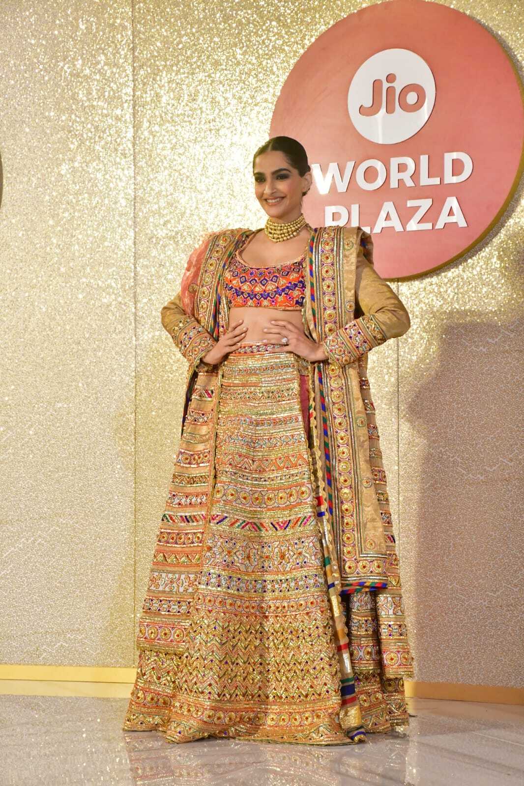 Janhvi Kapoor, Nora Fatehi & Other Bollywood's Finest Walked The Ramp ...