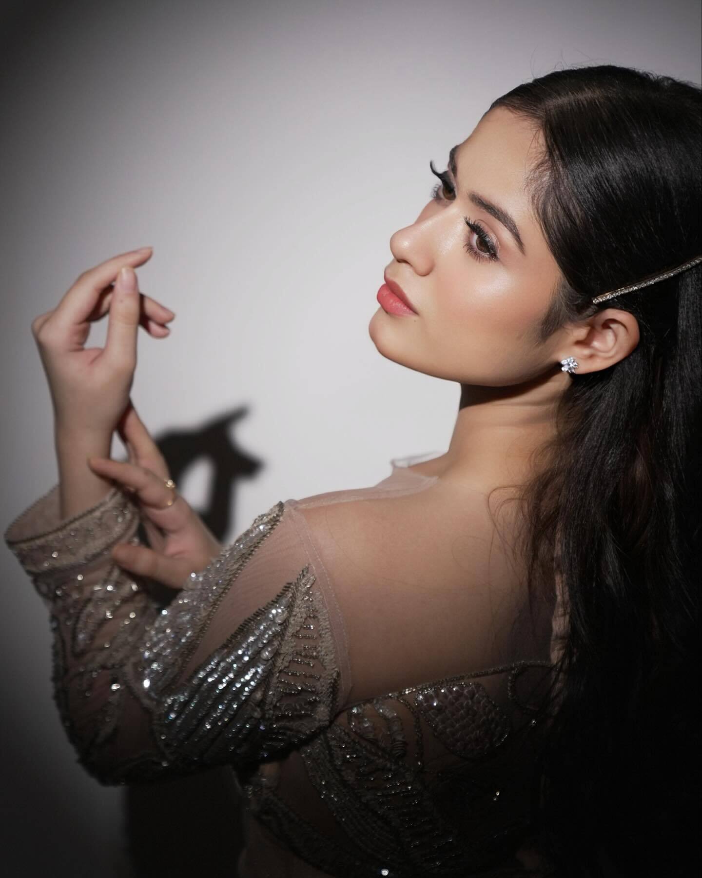 జన్నత్ జుబేర్ రహ్మానీ అందాల మెరుపులు.. సొగుసులతో సెగలు ...