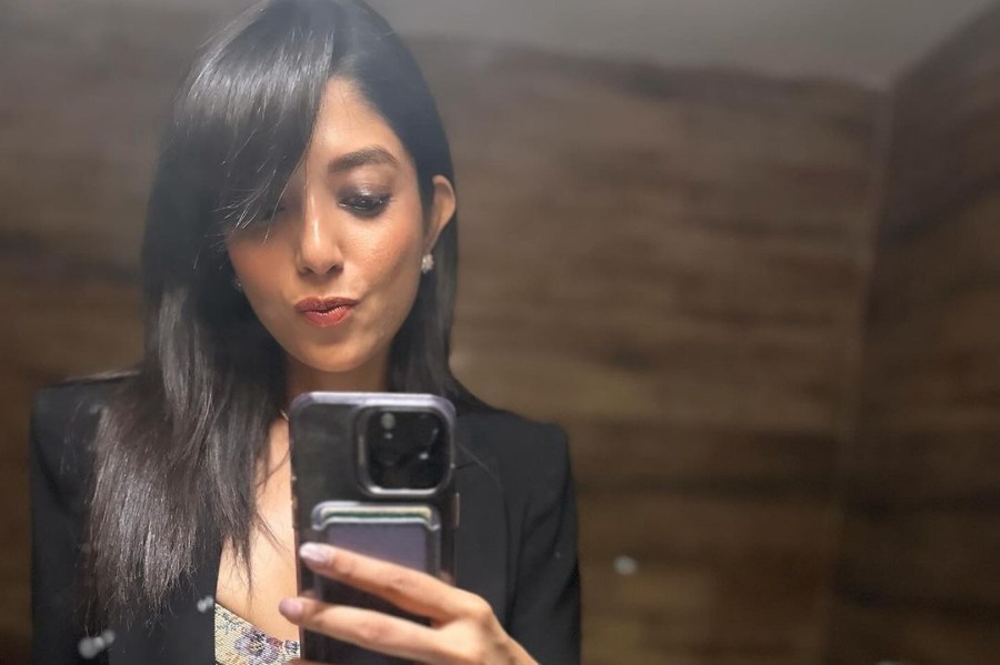 ক্রপ টপে লাস্যময়ী দেবলীনা, অভিনেত্রীর মিষ্টি হাসিতে বুঁদ অনুগামীরা ...