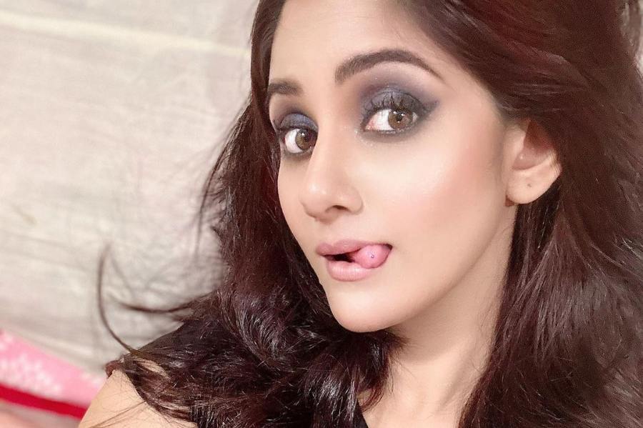 চকলেট রঙের শাড়িতে এবার ক্যামেরা বন্দি হলেন নীল ঘরণী তৃণা, দেখুন ছবি ...