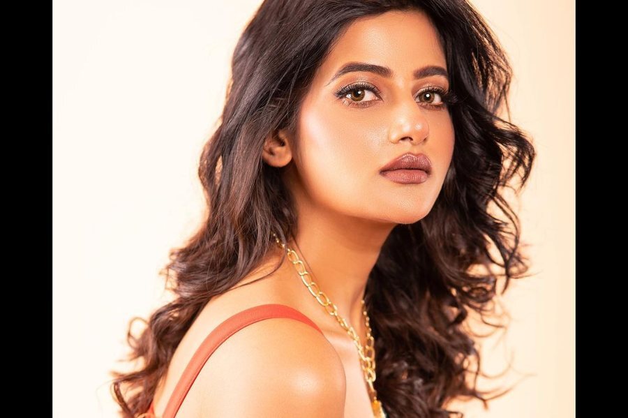 চোখ ধাঁধানো লুকে সোশ্যাল মিডিয়ায় ধরা দিয়ে উষ্ণতা বড়াচ্ছেন ঊষসী ...