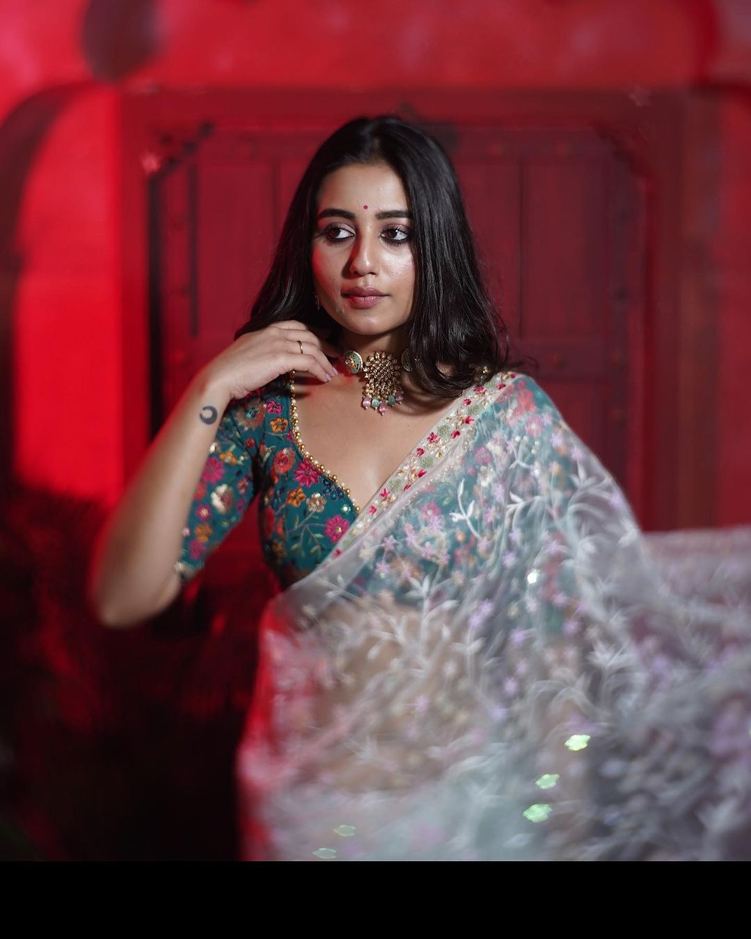 সাদা শাড়িতে লাস্যময়ী স্বস্তিকা, নতুন পোজে ছবি পোস্ট অভিনেত্রীর ...