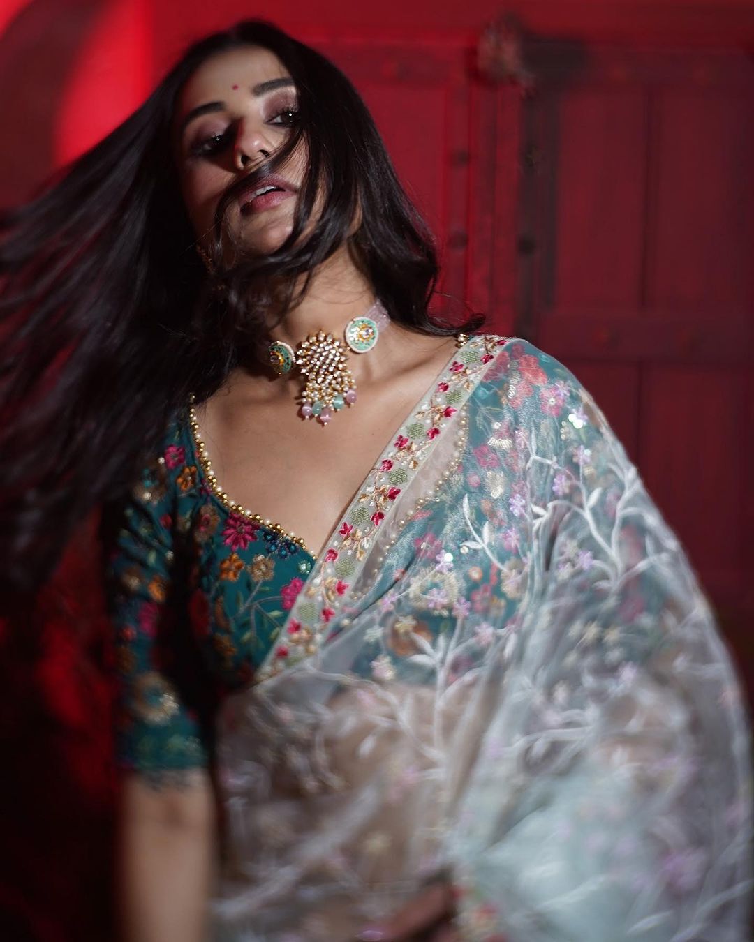 সাদা শাড়িতে লাস্যময়ী স্বস্তিকা, নতুন পোজে ছবি পোস্ট অভিনেত্রীর ...