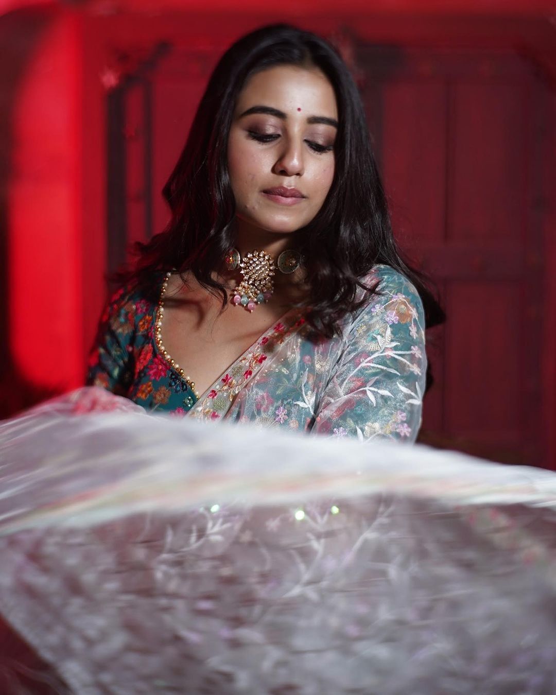 সাদা শাড়িতে লাস্যময়ী স্বস্তিকা, নতুন পোজে ছবি পোস্ট অভিনেত্রীর ...