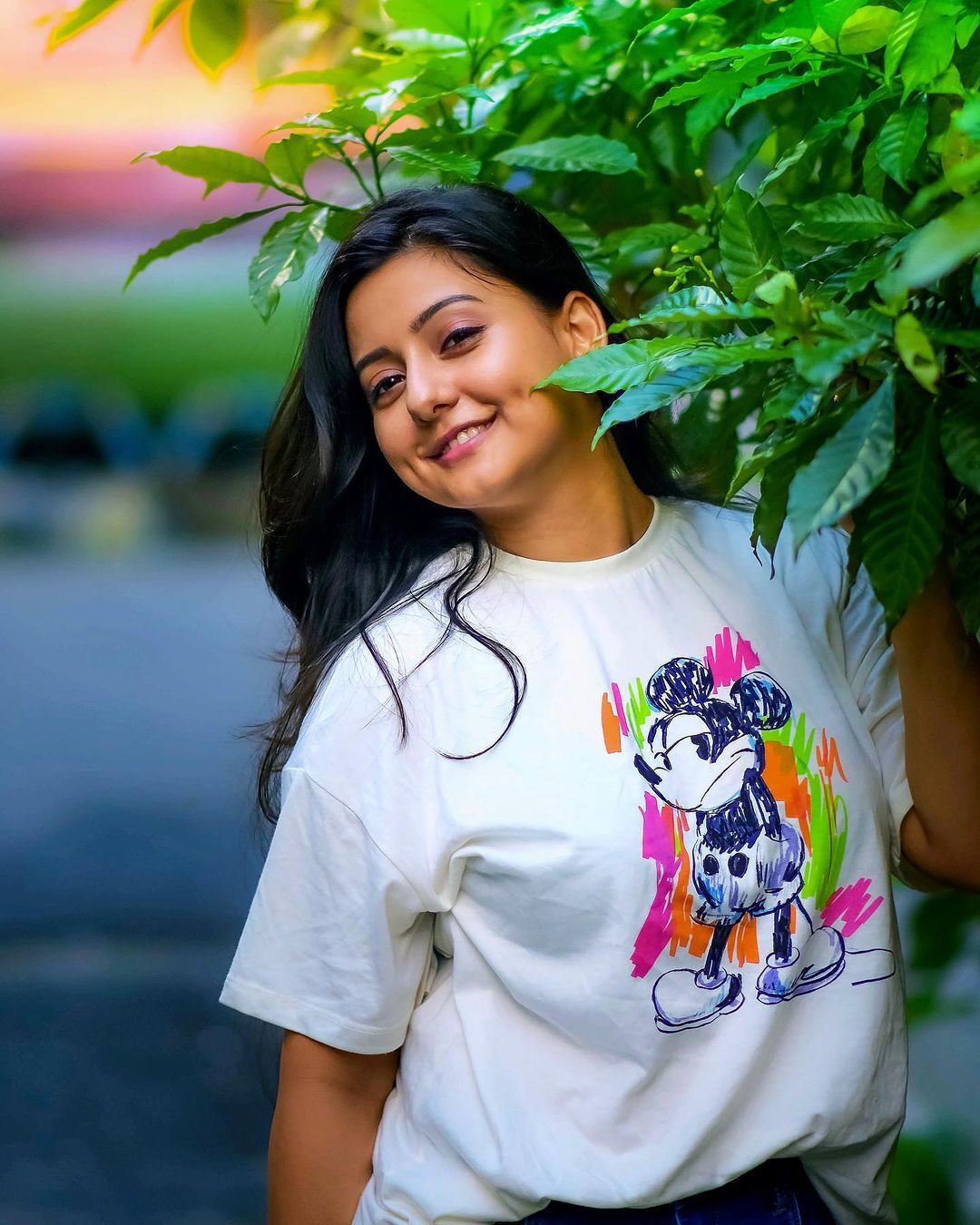 সাদা টি-শার্টে লাস্যময়ী শ্রাবণী, নয়া অবতারে ঘুম উড়ছে নেটবাসীর ...