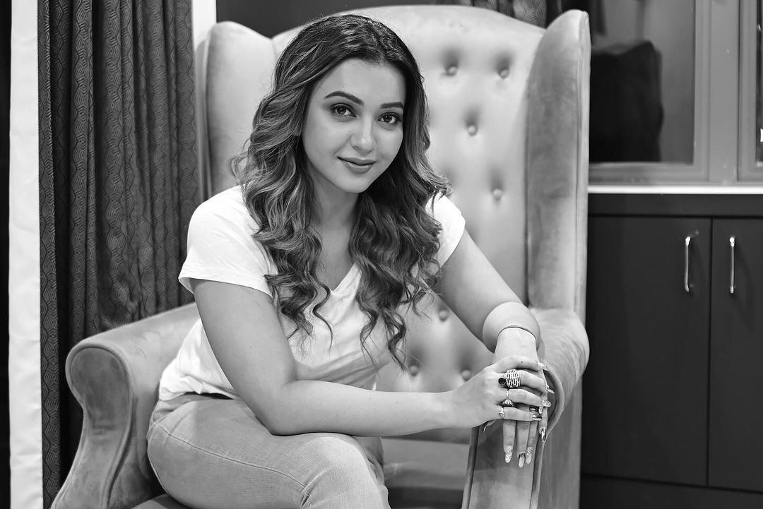 ডিপ কাজের লেহেঙ্গায় লাস্যময়ী কৌশানী, অভিনেত্রীর মিষ্টি হাসিতে মজেছেন ...