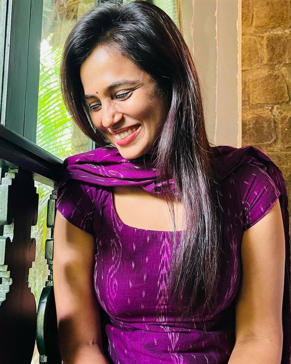 PHOTOS: போட்டோஷூட்டில் கலக்கும் ரம்யா பாண்டியன்.. ஸ்டன்னான ரசிகர்கள்.. கலக்கல் பிக்ஸ் இதோ ...