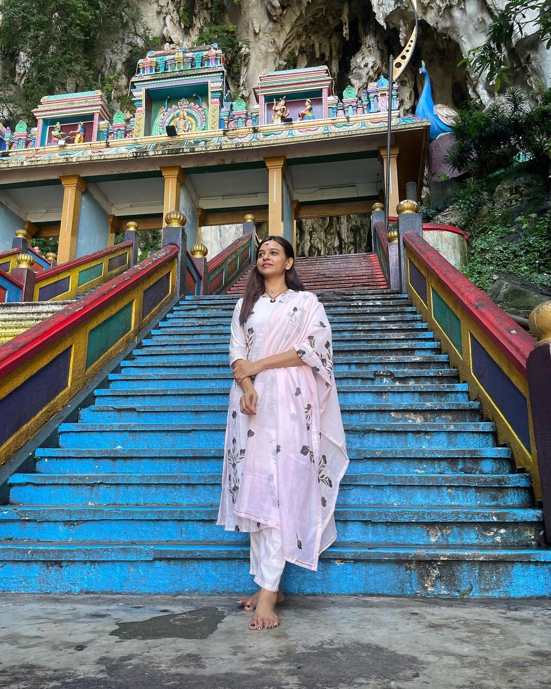 PHOTOS: என்னம்மா பேண்ட் இது? தீபாவளி போட்டோஷூட்டிற்காக இப்படியா ...