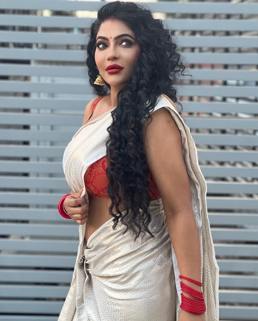 PHOTOS: தங்க சிலையாக போஸ் கொடுத்த விஜய் சீரியல் நடிகை.. லைக்குகளை குவிக்கும் புகைப்படங்கள் ...