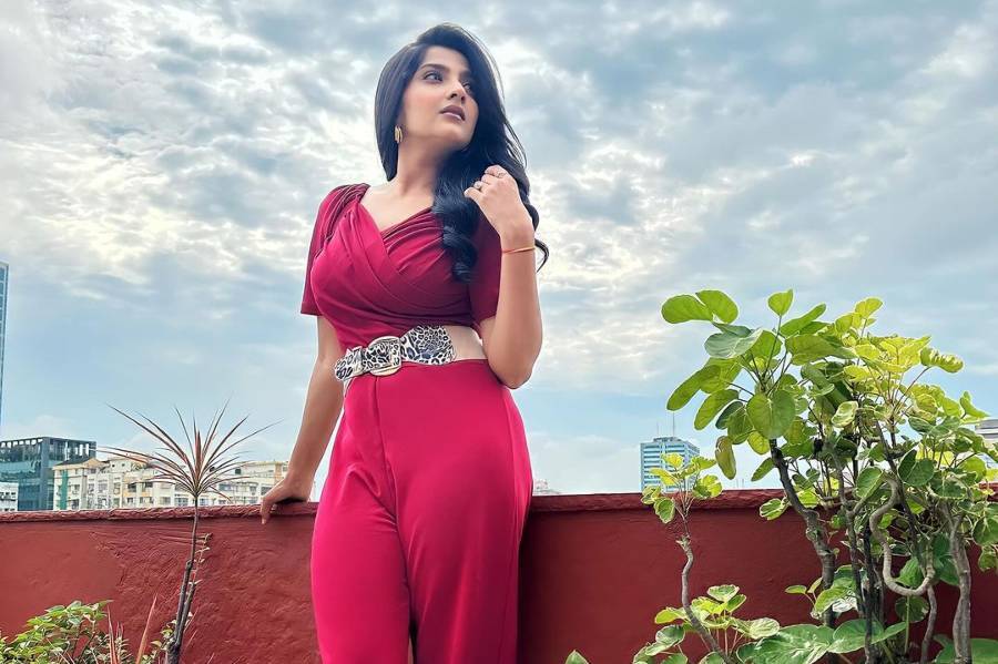 লাল পোশাকে লাস্যময়ী টেলি অভিনেত্রী মেঘা, হটকেকের মতো ভাইরাল ছবি | Televison actress megha daw ...