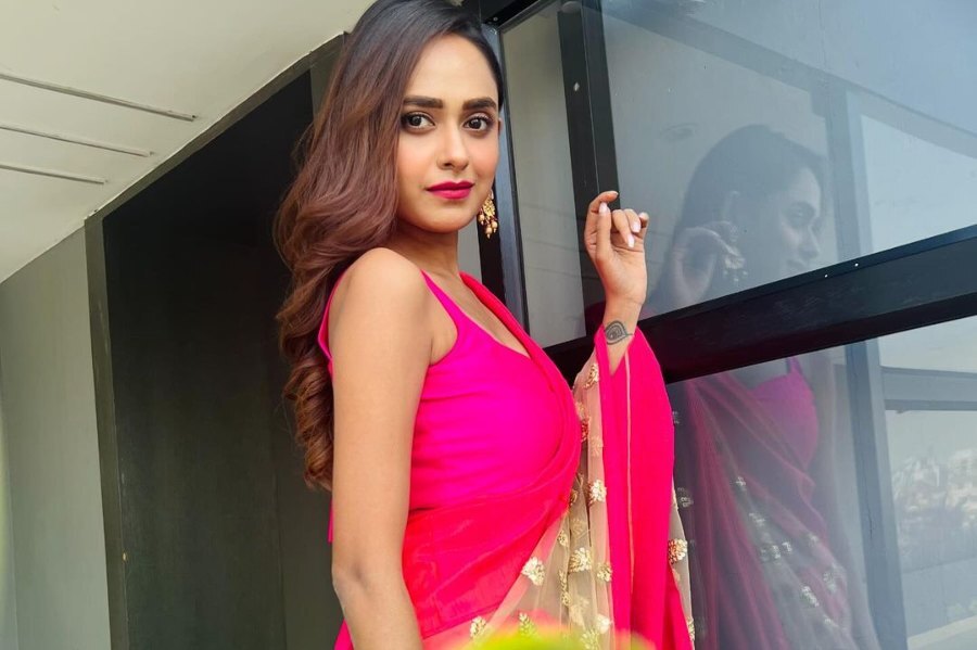 নতুন বউয়ের সাজে সোশ্যাল মিডিয়ায় ধরা দিলেন অভিনেত্রী, তবে কি বিয়ে সারলেন মিশমি? | Televison ...