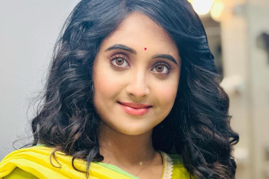 সেলফি তুলতে ব্যস্ত টেলি অভিনেত্রী সৌমিতৃষা, মায়াবী দৃষ্টি নজর কাড়ছে ফ্যানেদের | Televison ...