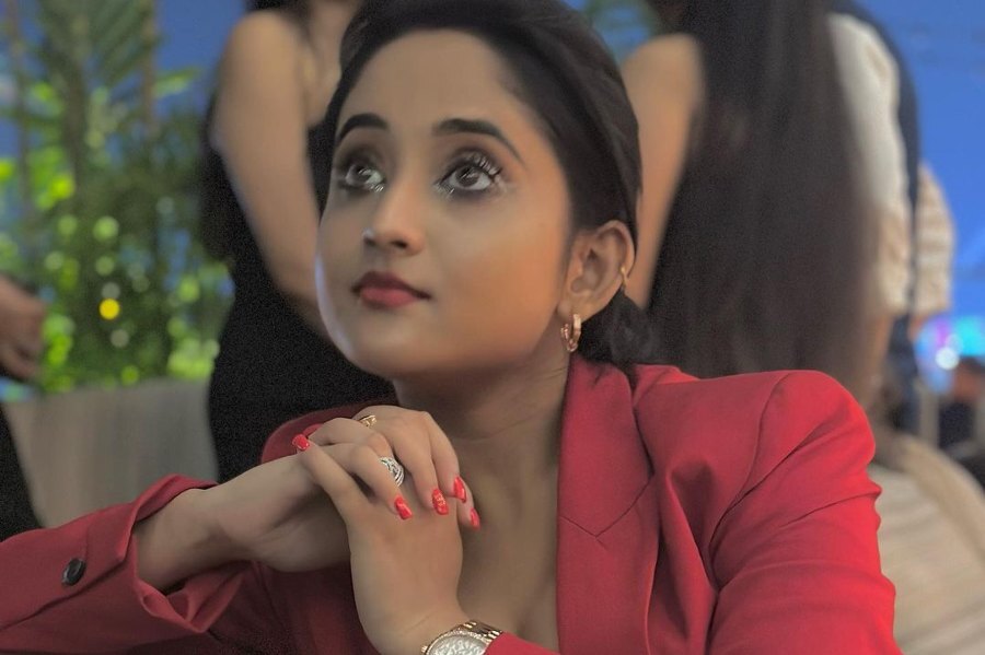 সেলফি তুলতে ব্যস্ত টেলি অভিনেত্রী সৌমিতৃষা, মায়াবী দৃষ্টি নজর কাড়ছে ফ্যানেদের | Televison ...