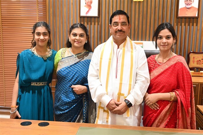 ಕುಟುಂಬದ ಜೊತೆ ದೀಪಾವಳಿ ಆಚರಿಸಿದ ಕೇಂದ್ರ ಸಚಿವ ಪ್ರಹ್ಲಾದ್‌ ಜೋಶಿ | Union ...