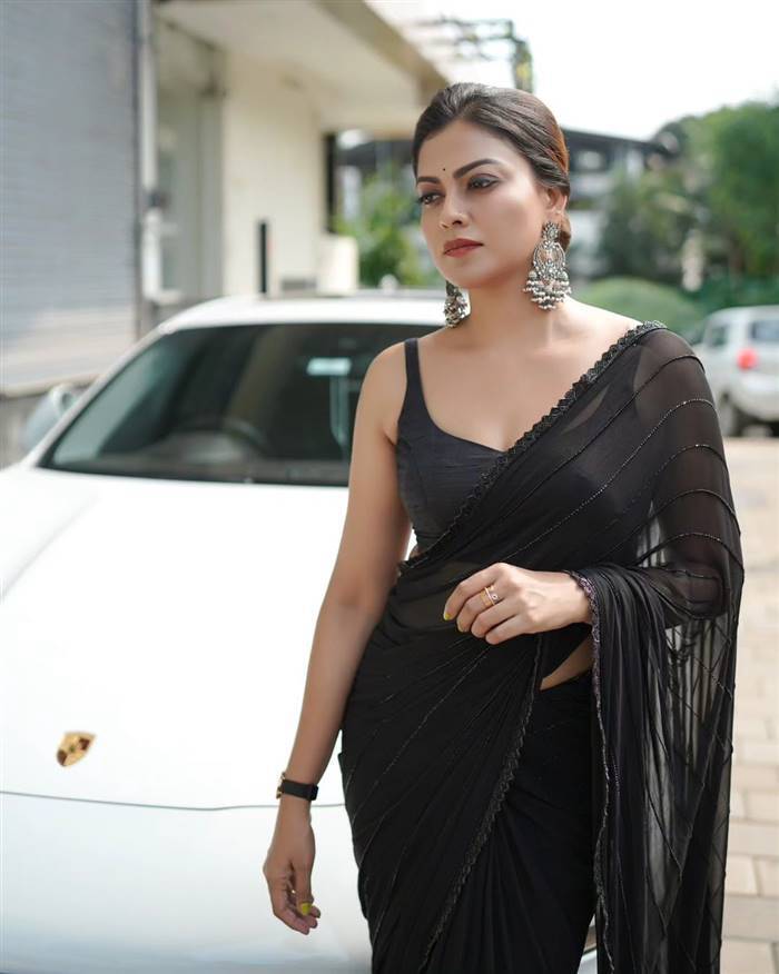 Actress Anusree's New Photoshoot In Black Goes Viral On Social Media, Check Out The Pics ...