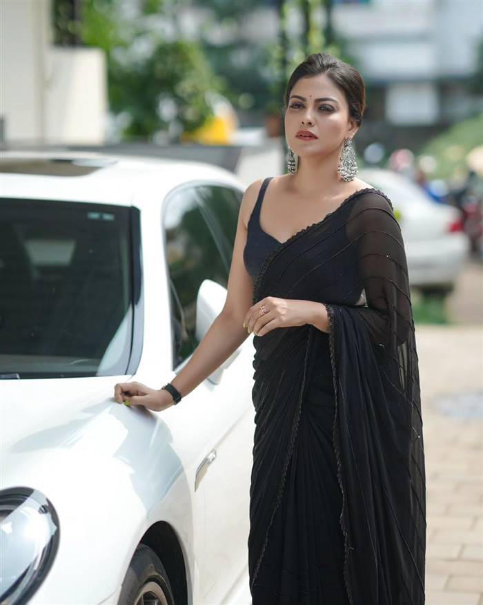 Actress Anusree's New Photoshoot In Black Goes Viral On Social Media, Check Out The Pics ...