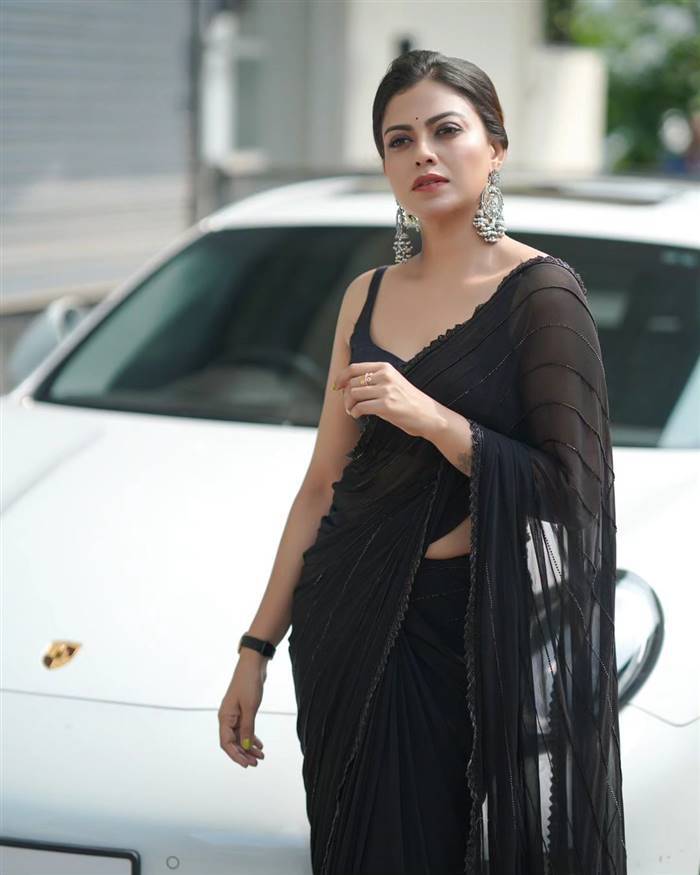 Actress Anusree's New Photoshoot In Black Goes Viral On Social Media, Check Out The Pics ...