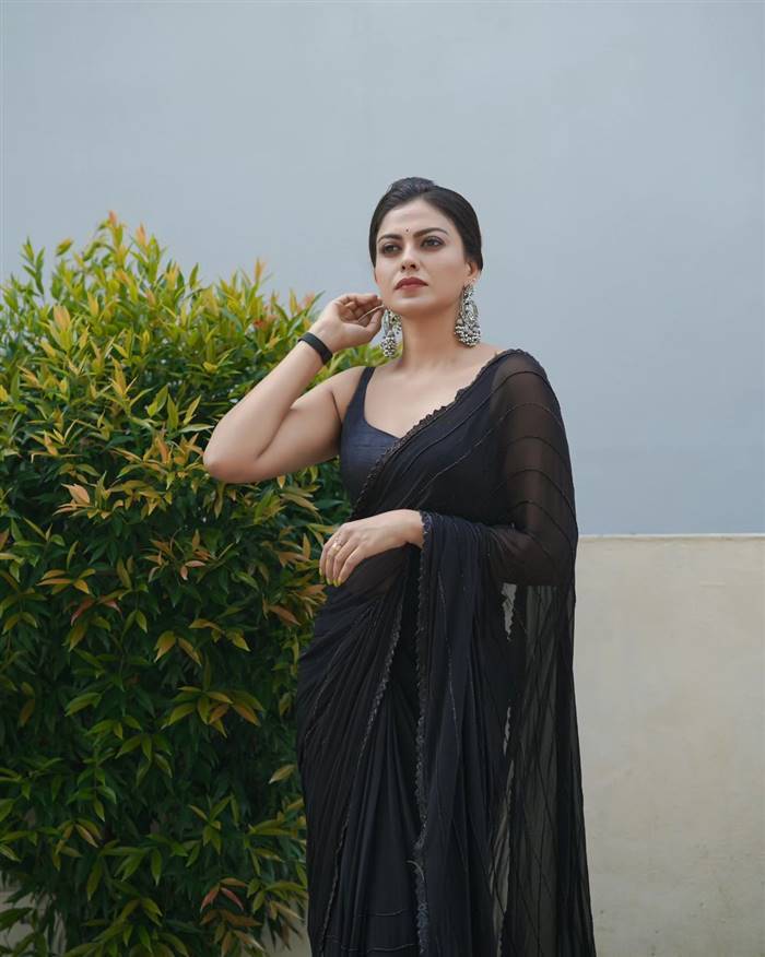 Actress Anusree's New Photoshoot In Black Goes Viral On Social Media, Check Out The Pics ...