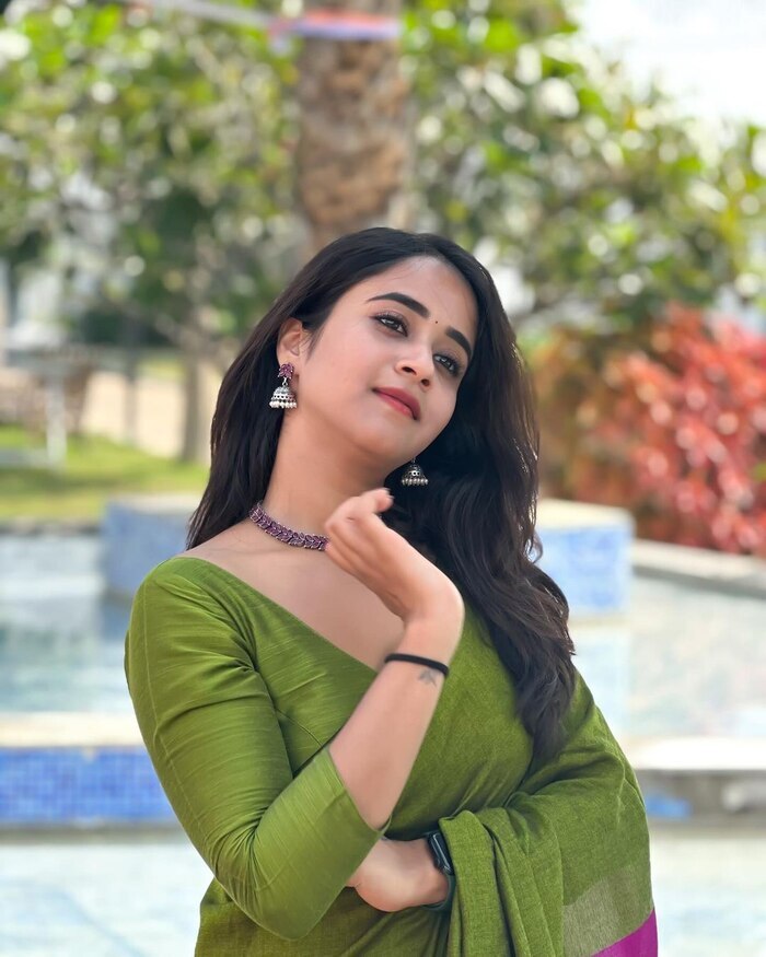 కుర్రాళ్ల గుండెల్లో చిచ్చుపెట్టేస్తున్న దీప్తి సునైనా | Actress Deepthi Sunaina colourful beauty ...