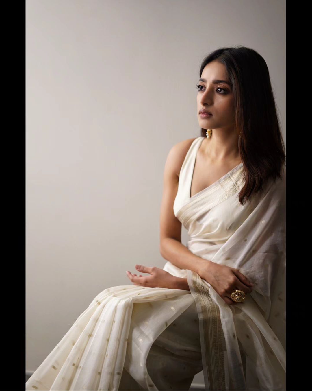 শাড়িতে অপরূপা ইশা, অভিনেত্রীর মায়াবী অবতারে বিভোর ফ্যানেরা | Actress Ishaa Saha wear a white ...