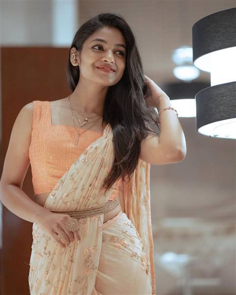 PHOTOS: வெளிநாட்டு நடிகை ரேஞ்சிற்கு மாறிய இவானா.. இணையத்தை கலக்கும் ...