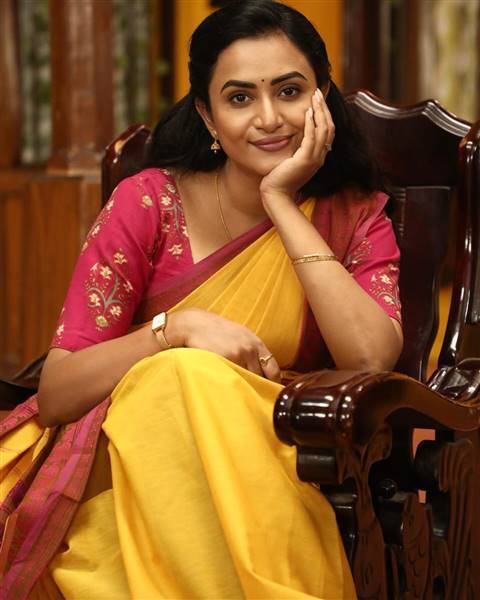 PHOTOS: கையில் குழந்தையுடன் லேட்டஸ்ட் க்ளிக்ஸ்.. சீரியல் நடிகையால் ...