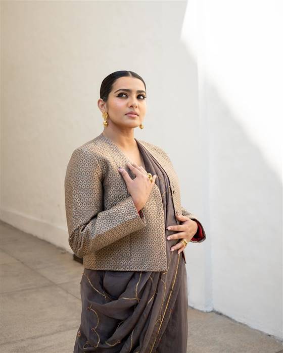 Actress Parvathi Thiruvothu's Modern Look In Saree Goes Viral On Social ...