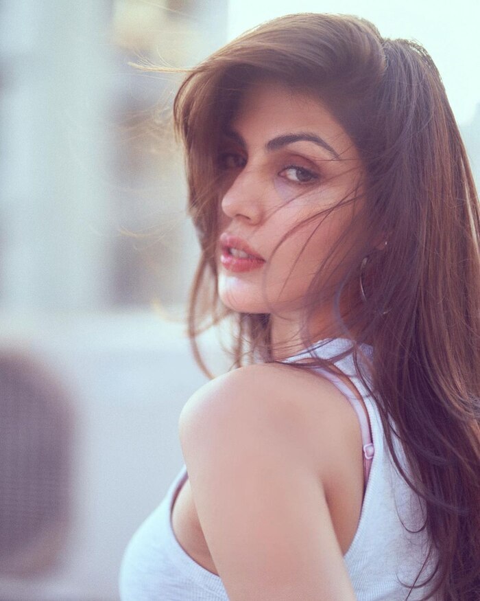 ఘాటు అందాలతో హీటెక్కిస్తున్న రియా చక్రవర్తి.. బ్యూటీ ఫుల్ జోరులో ఉందిలే ...