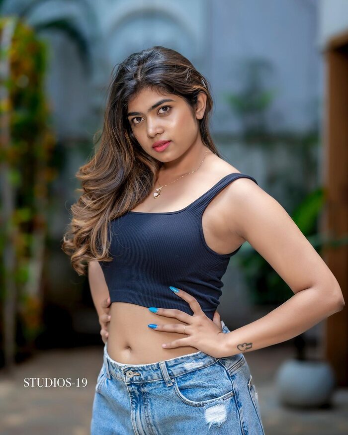 ఘాటు అందాలతో హీటెక్కిస్తున్న రీతు చౌదరి | Actress Rithu chowdary ...