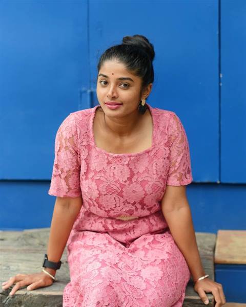 PHOTOS: காதல் திருமணத்திற்கு எண்டு கார்டு போட்ட 'மண்டேலா' பட நடிகை ...