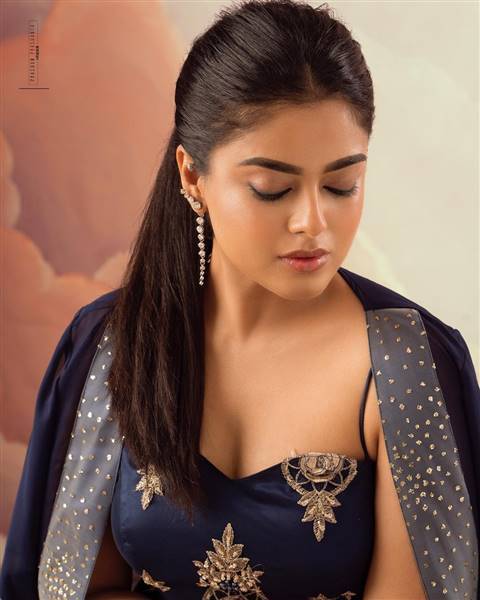 PHOTOS: மிர்ரர் செல்ஃபி வெளியிட்ட சித்தி இட்னானி.. உதவி கேட்ட ' லவ் டுடே' பட நாயகி | actress ...