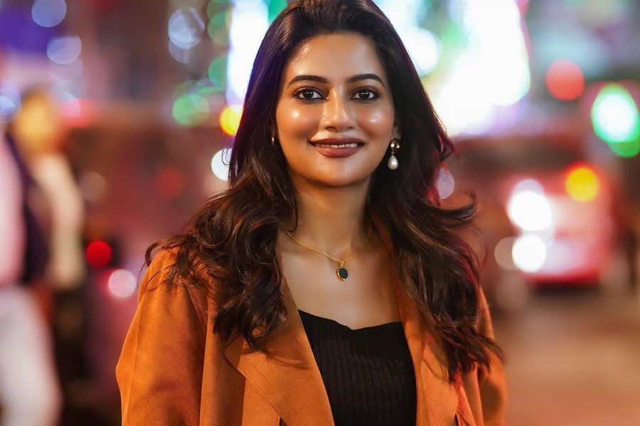 বড়দিন কেমন ভাবে কাটাছেন অভিনেত্রী ঊষসী রায়? | Actress Ushasi ray wear a beautiful dress, her ...