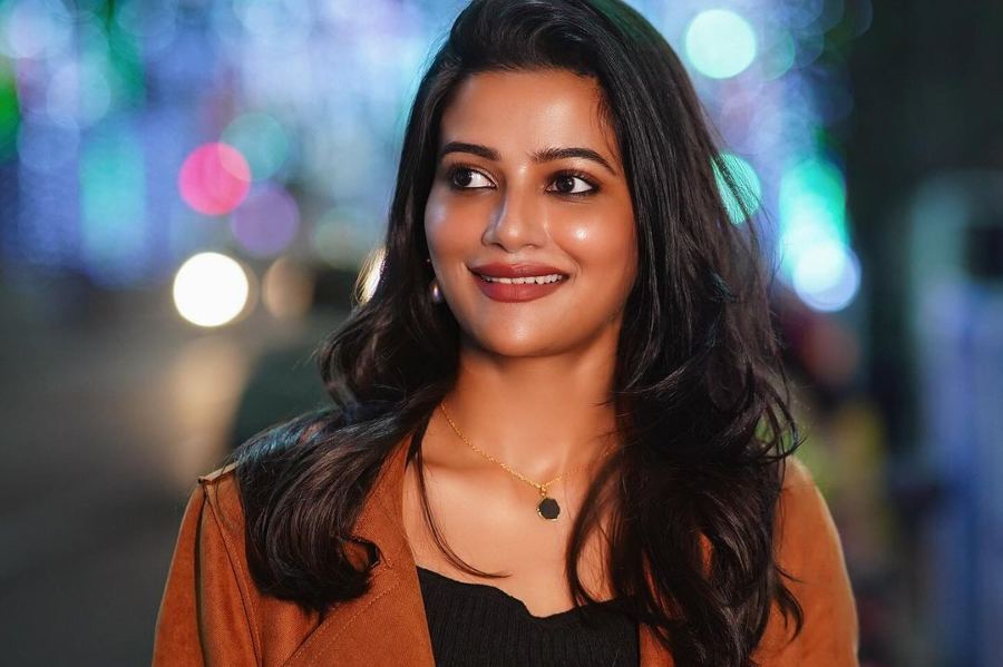 বড়দিন কেমন ভাবে কাটাছেন অভিনেত্রী ঊষসী রায়? | Actress Ushasi ray wear a beautiful dress, her ...