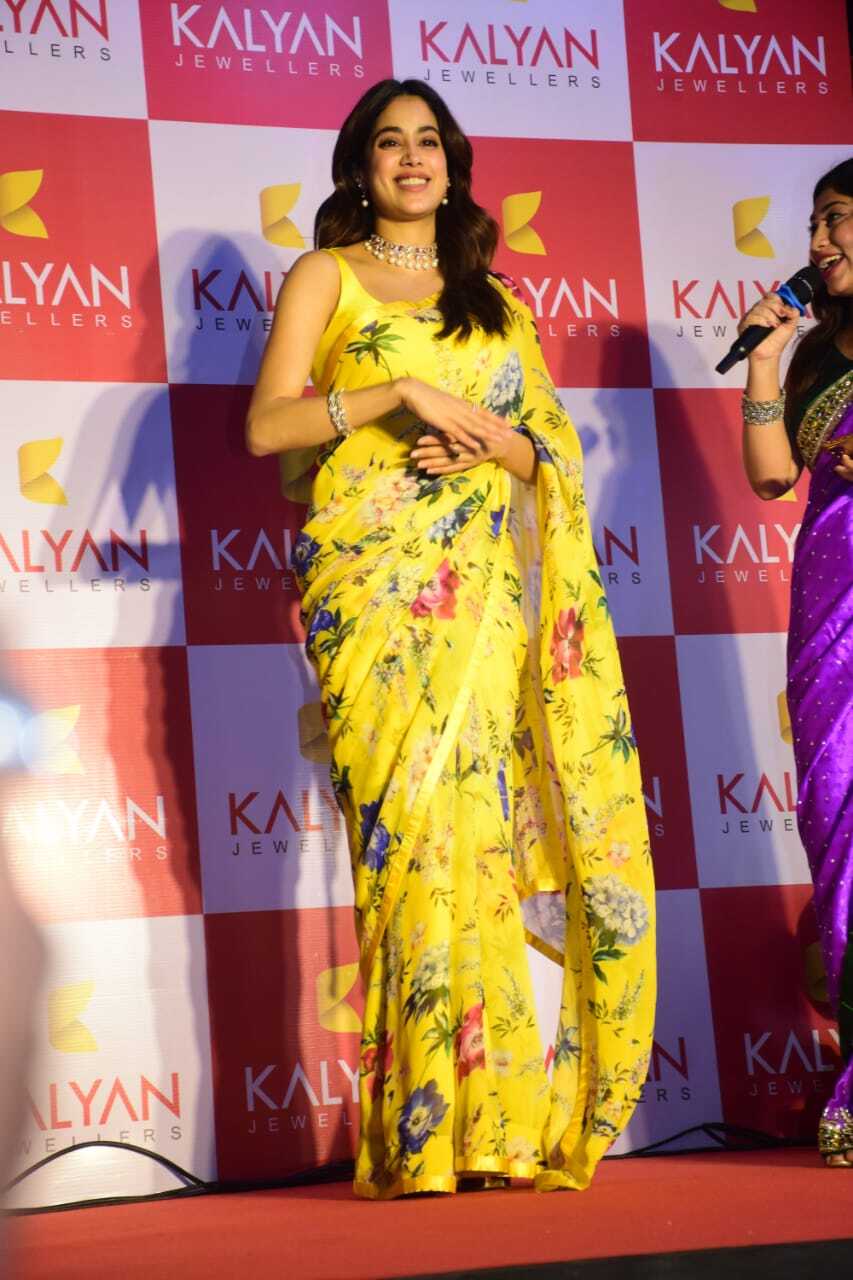 In Pics: Janhvi Kapoor Mesmerizes In Yellow Floral Saree At Kalyan ...